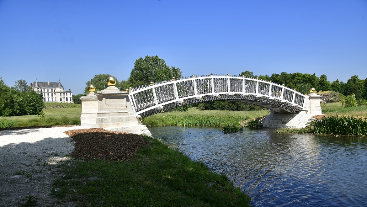 Le Pont aux Boules d’Or réenchante Méréville - Conseil départemental de ...